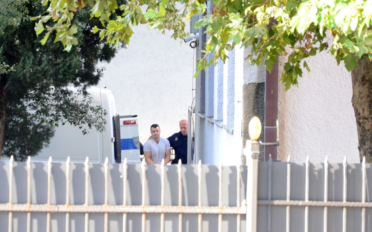 Konatar tvrdi da se branio, a zaposleni da je nasrnuo na njega ničim ...