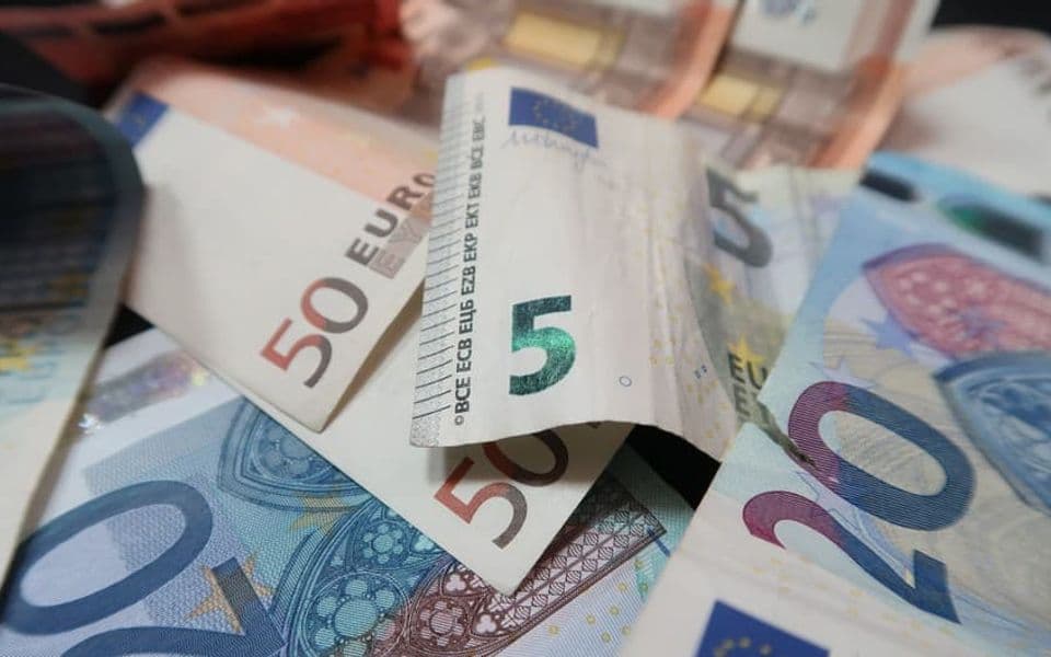 Milioni za koncerte, a djeca se liječe SMS porukama - Pobjeda