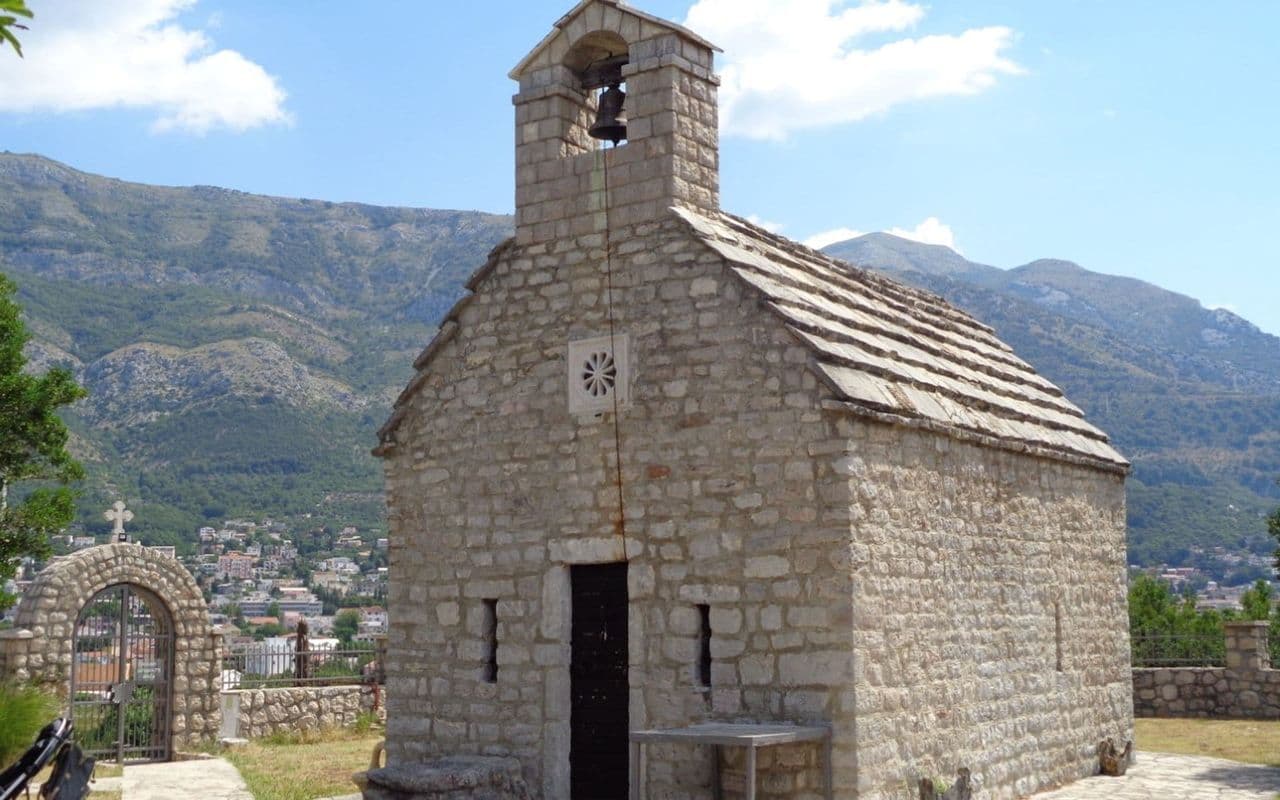 Dvooltarske crkve kao iskaz pripadnosti istome narodu - Pobjeda