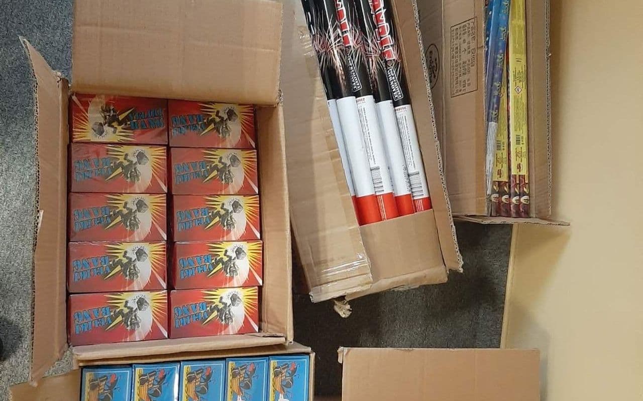 Djetetu eksplodirale petarde u krilu, zadobio povrede oka, trbušnog ...