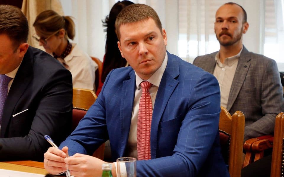 Agent tvrdi da je Adžić pravio pritisak na Miloševića da preuzme ...