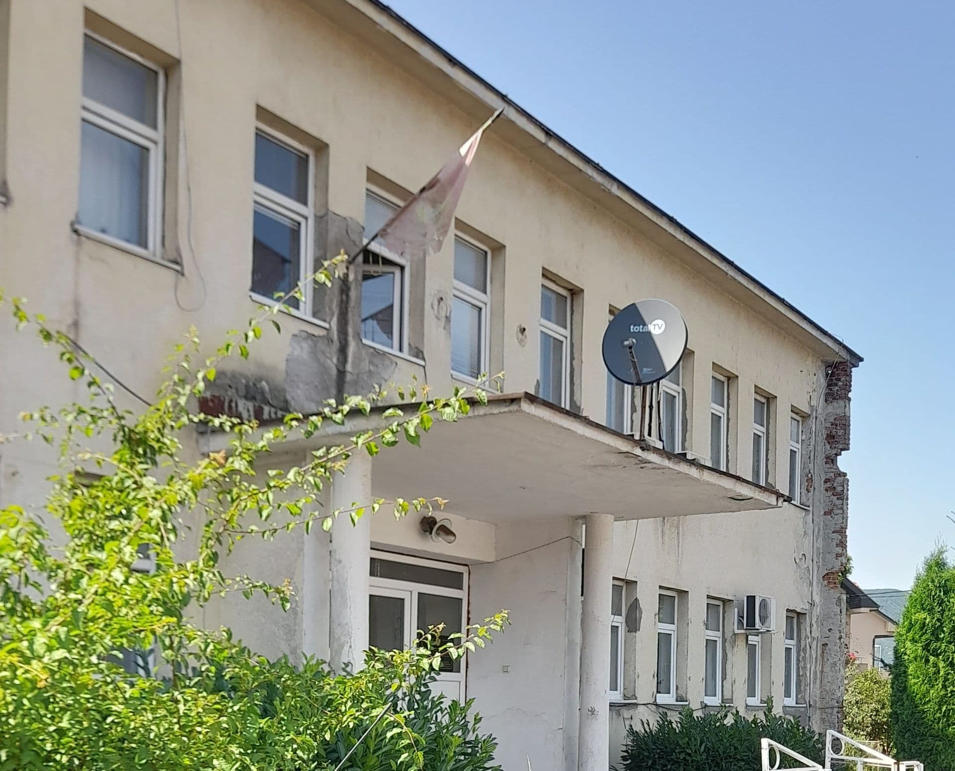 Opštinskoj vlasti ne smeta iskidana državna zastava na zgradi bivšeg ...