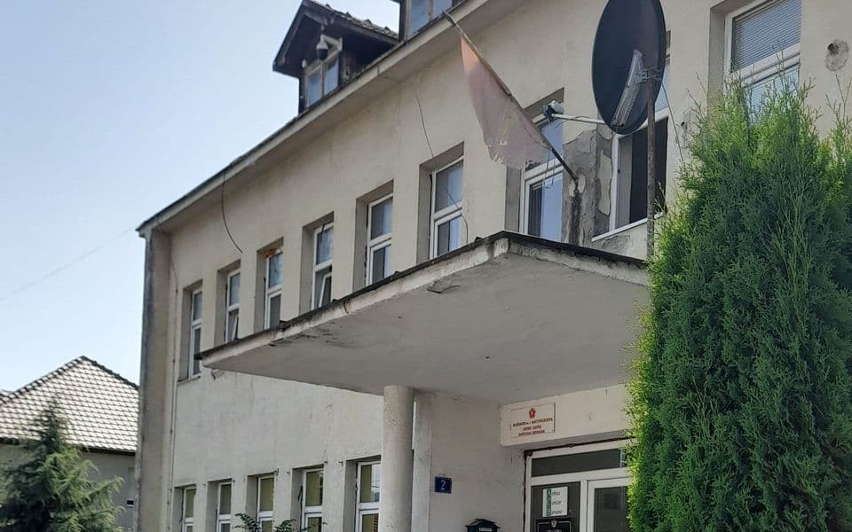 Opštinskoj vlasti ne smeta iskidana državna zastava na zgradi bivšeg ...