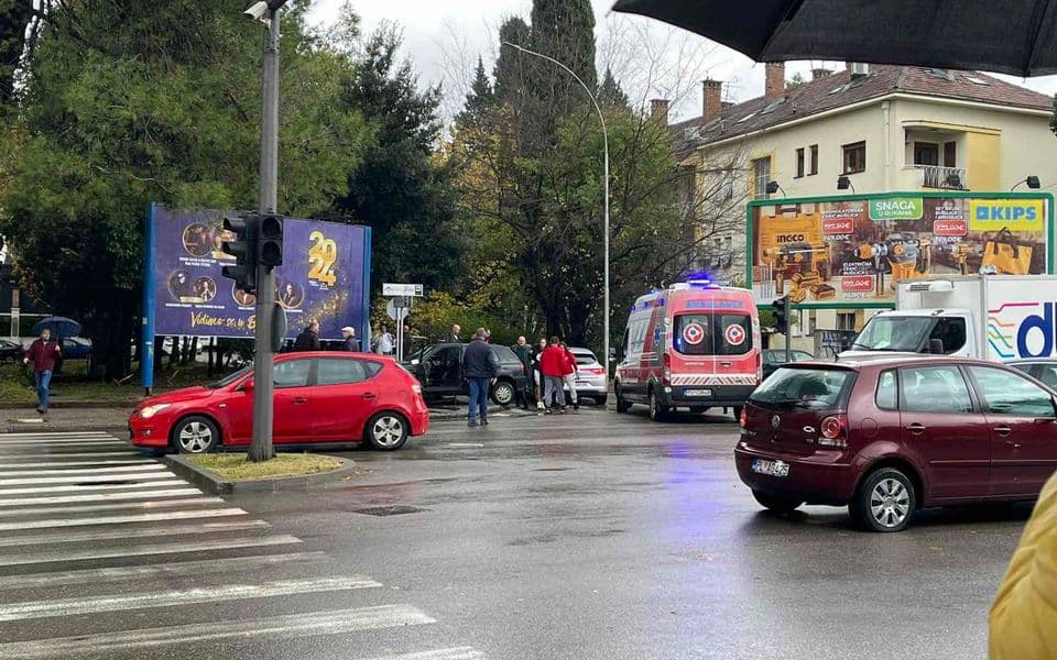 Sudar tri vozila u blizini hotela "Ziya": Dvije osobe prevezene u Urgentni centar, pričinjena ...