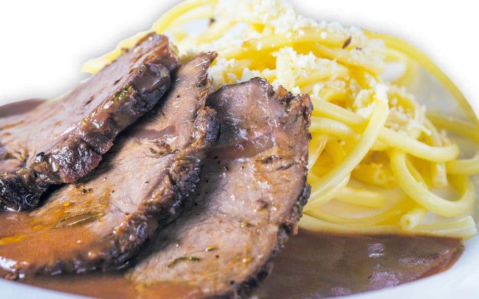 Pripremite - Paštrovska pašticada sa makarulama i domaćim rendanim sirom