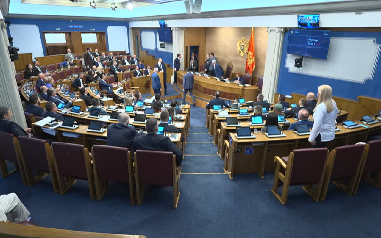 Incident u Skupštini: Nenezić nasrnuo na Pejovića - Pobjeda