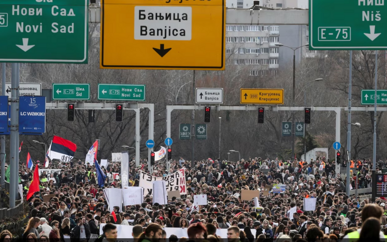 Studenti u 24-časovnoj blokadi: Uključili bliceve, Autokomanda sija