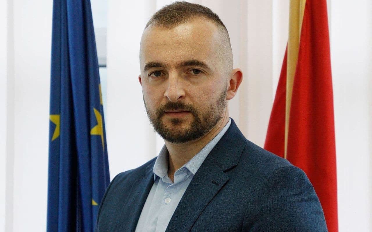 Tvrde da neimenovanjem pomoćnika direktora štede budžet