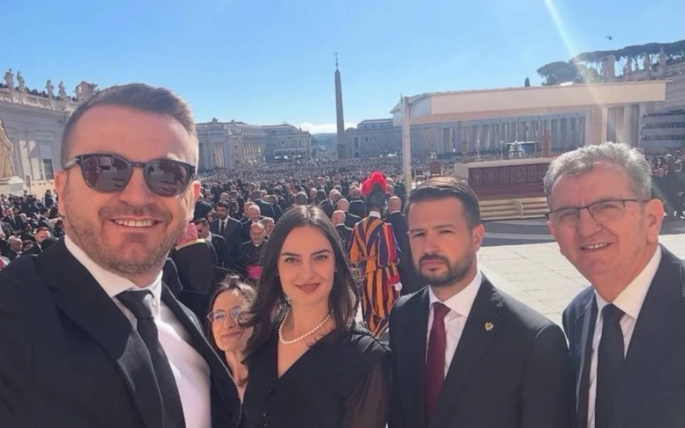 Osmijesi na sahrani: Delegacija Crne Gore na meti podsmijeha zbog ...