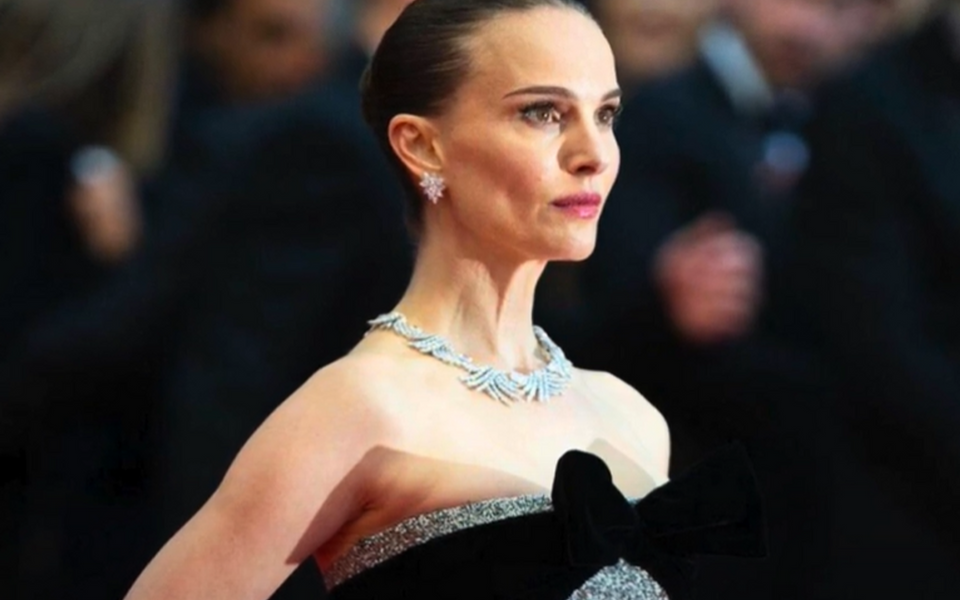 Natali Portman oduševila prisutne u Kanu: Haljinom sa slojevima tila od crnog baršuna ostavila ...