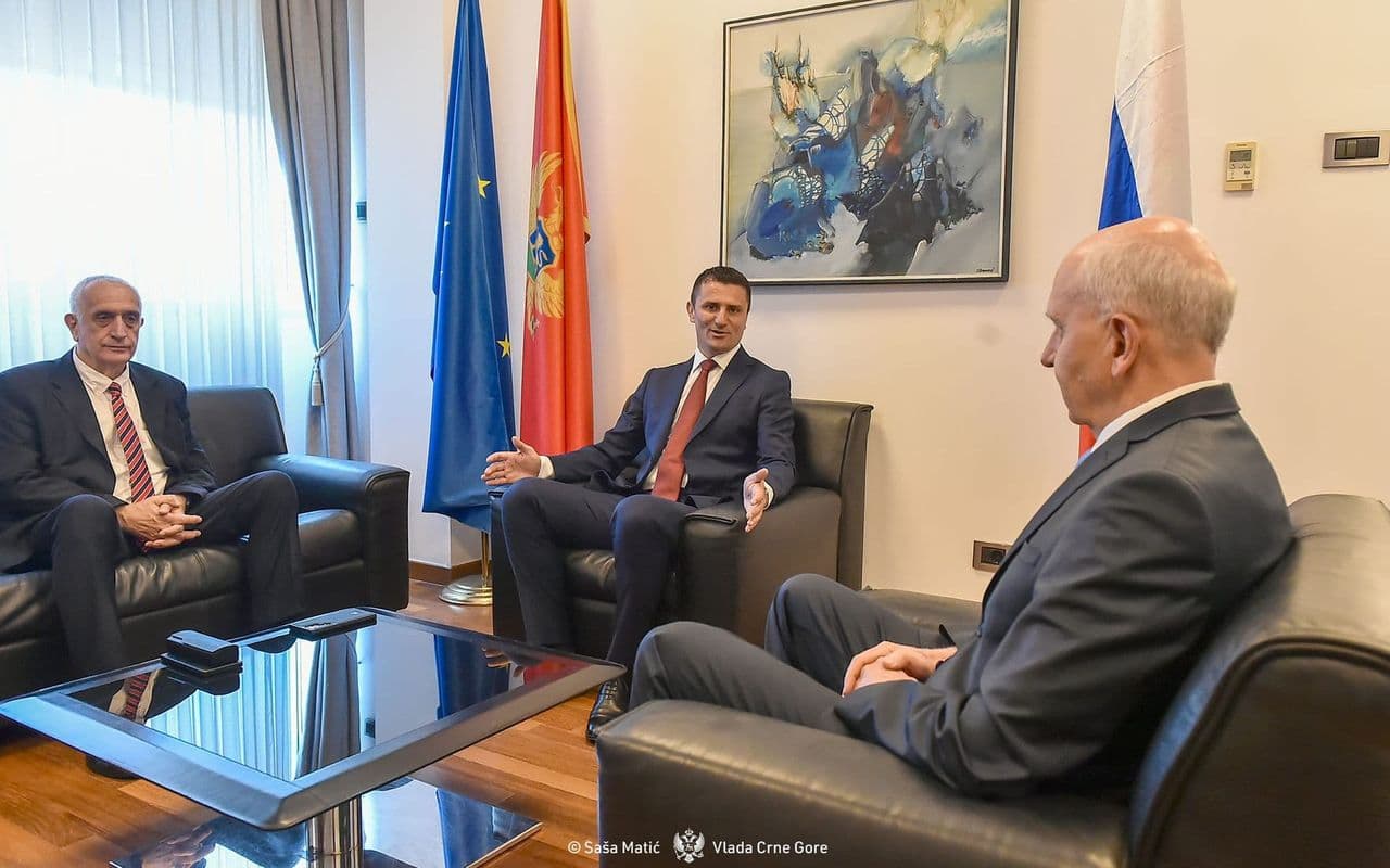 Zogović tokom godišnjeg odmora Vlade priča sa ambasadorom Rusije o ...