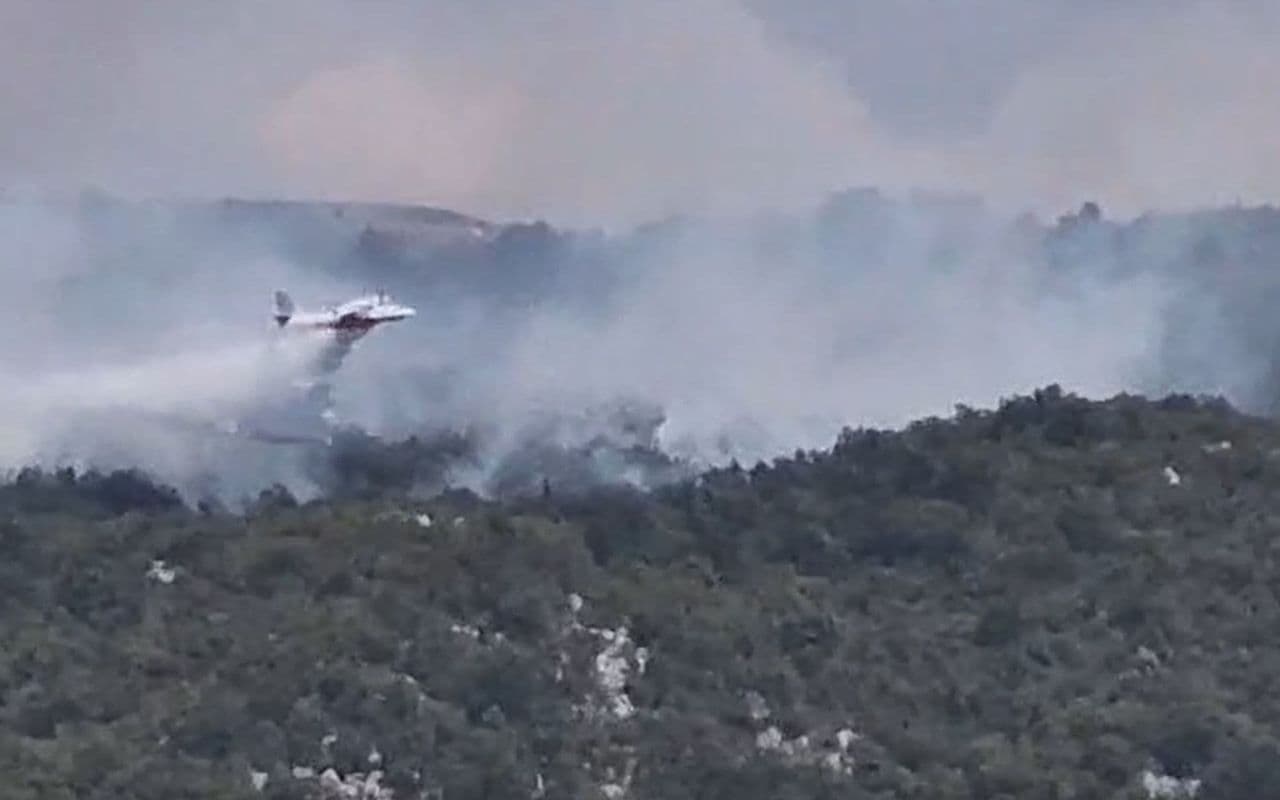 Avion „vatro-ubica“ dobio prvi zadatak, gasi požar u Nikšiću