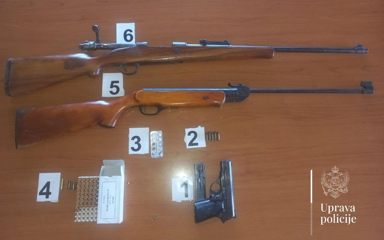 Policija oduzela tri puške, pištolj, 131 metak i 81 tabletu sa liste ...