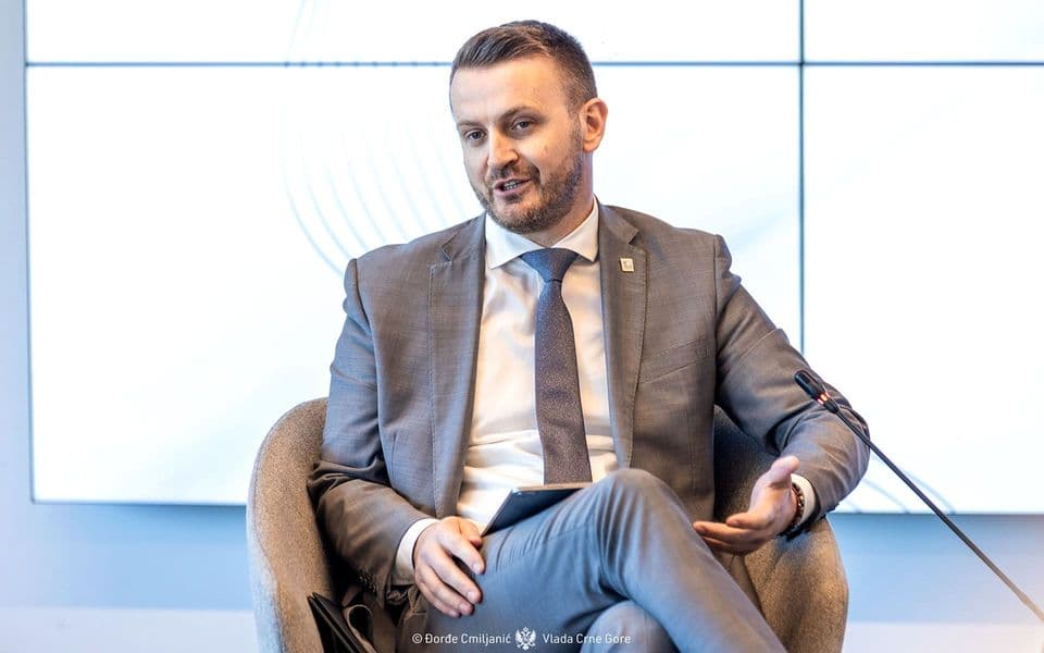 Kravata kao simbol modernosti poslovanja Maraša Dukaja - Pobjeda