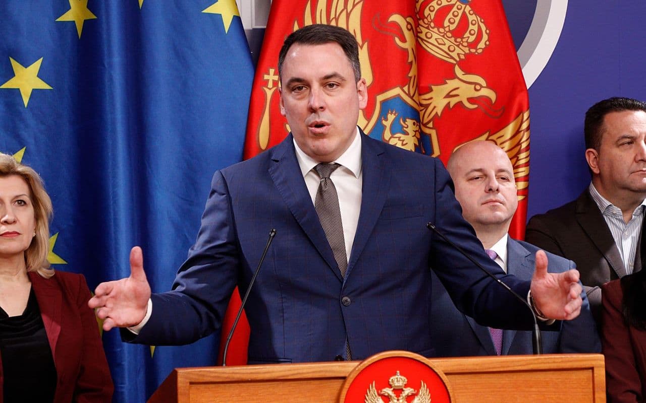 Vuković tvrdi da je zbog natpisa “28 by 28” na avionu Air Montenegra ...