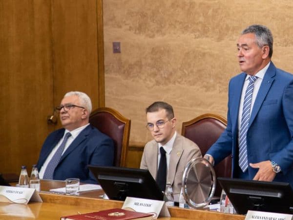 Mandić i Lekić ploču okrenuli pod pritiskom Srbije i članova i ...